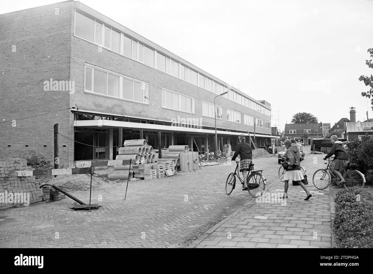 Construction shopping center Hoofddorp, construction bridge in ...