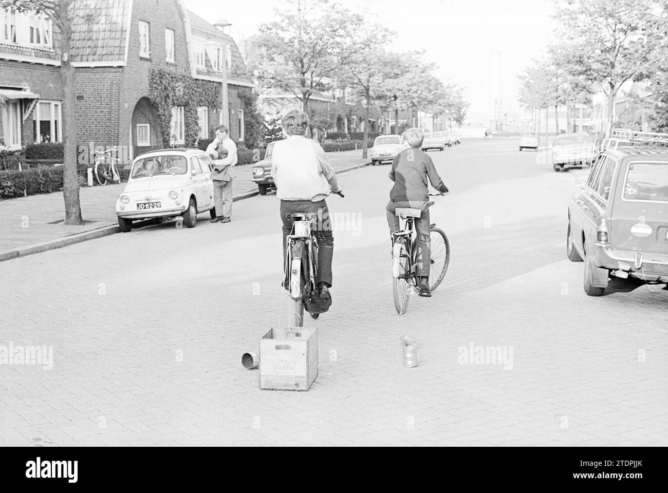 Boys with buses behind bicycles, Lazy market, lazy man, 31-05-1968 ...