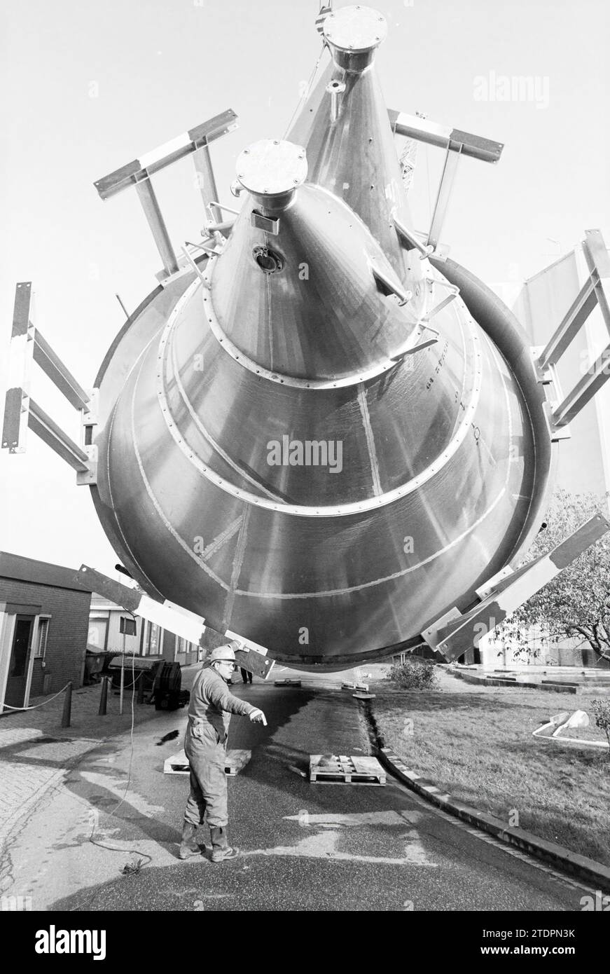 Installing silos hi-res stock photography and images - Alamy