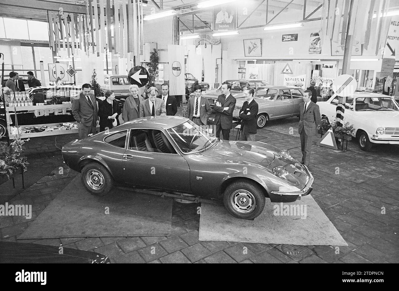 Opel dealer kimman garage hi-res stock photography and images - Alamy