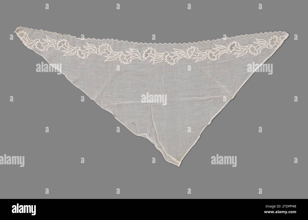 Fichu van Linnenbatist, triangular and sculpted, embroidered with a ...
