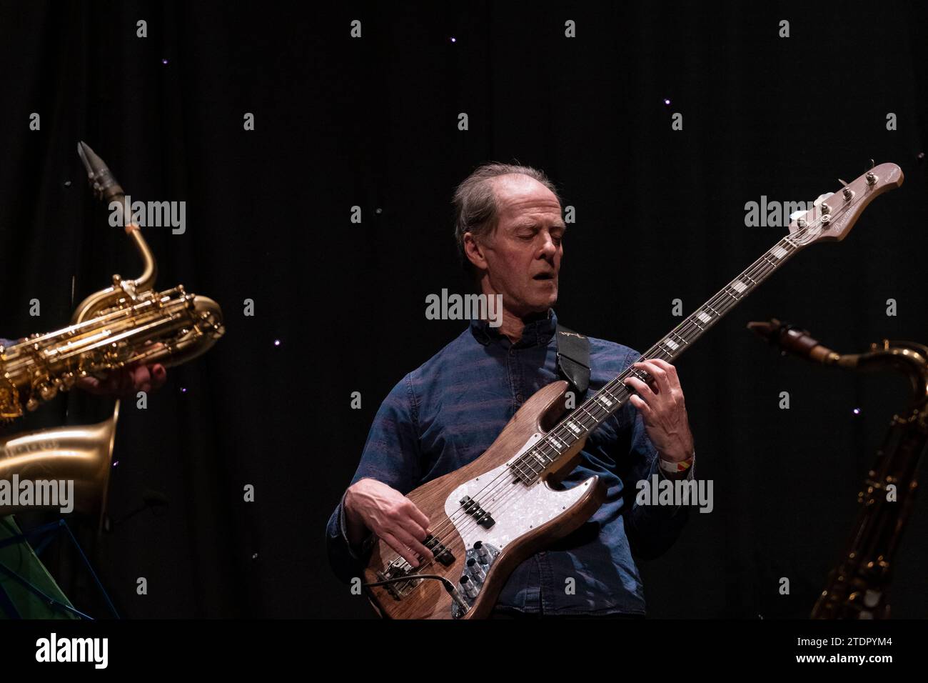 Rob Statham plays electric bass with Hannah Horton on saxophone live ...