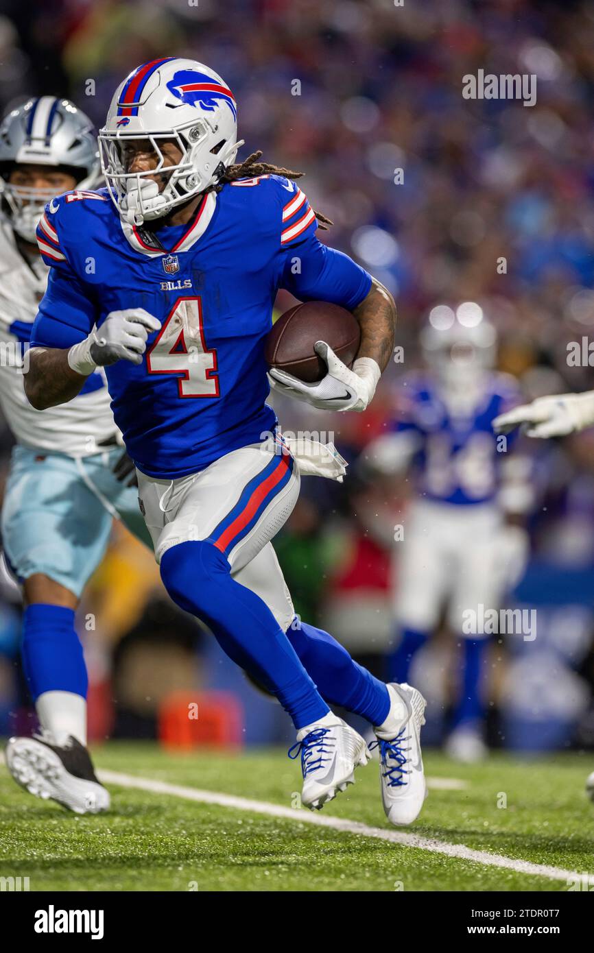 Buffalo Bills running back James Cook (4) runs the ball against the ...