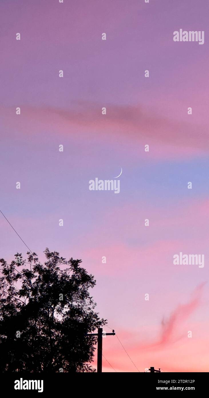 Moon sliver hi-res stock photography and images - Alamy