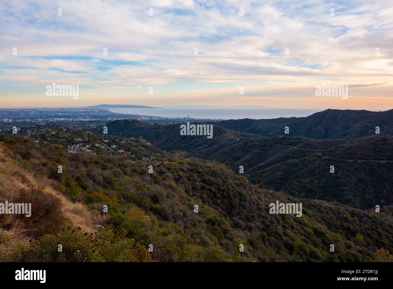 Mandeville canyon road hi-res stock photography and images - Alamy