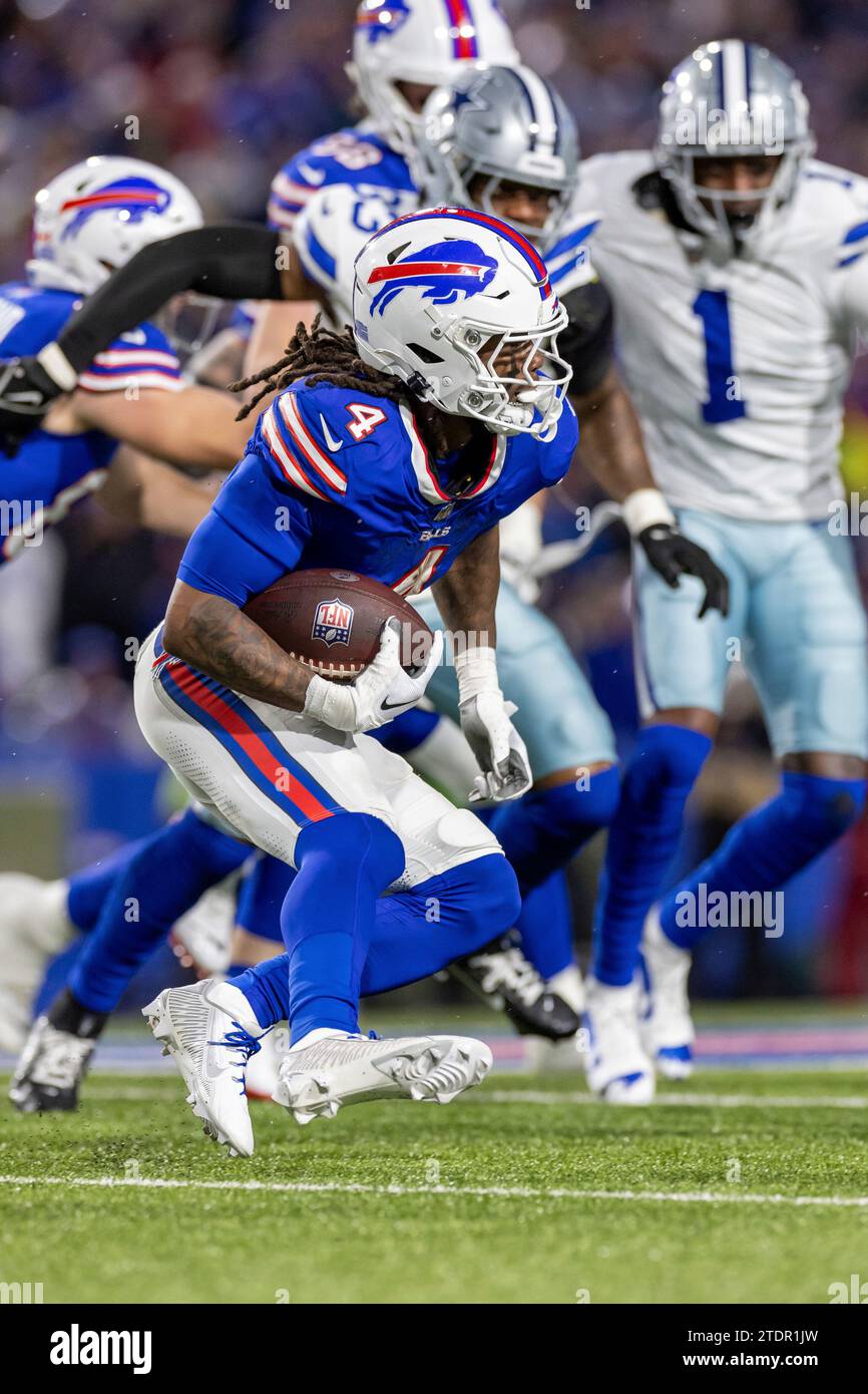 Buffalo Bills running back James Cook (4) runs the ball against the ...