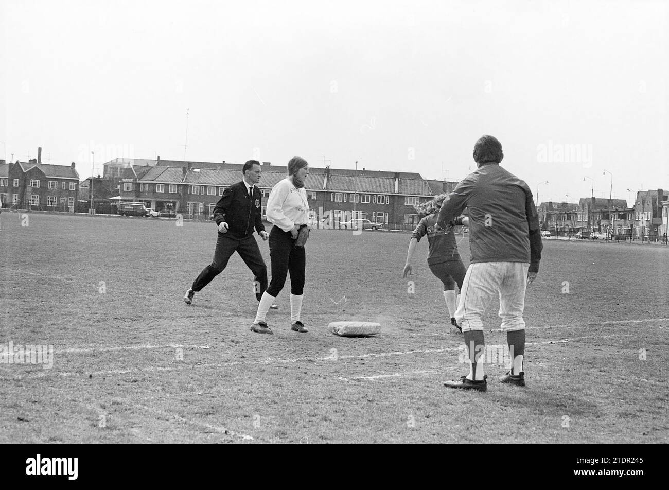 Softball match at the Kleverlaan Haarlem between DSS - Pinquins ...