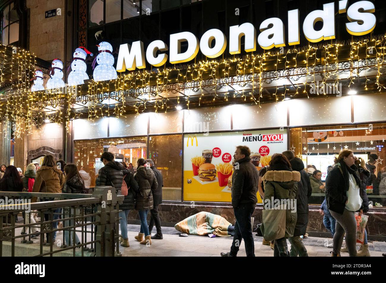 Pedestrians walking by a homeless person hi-res stock photography and ...