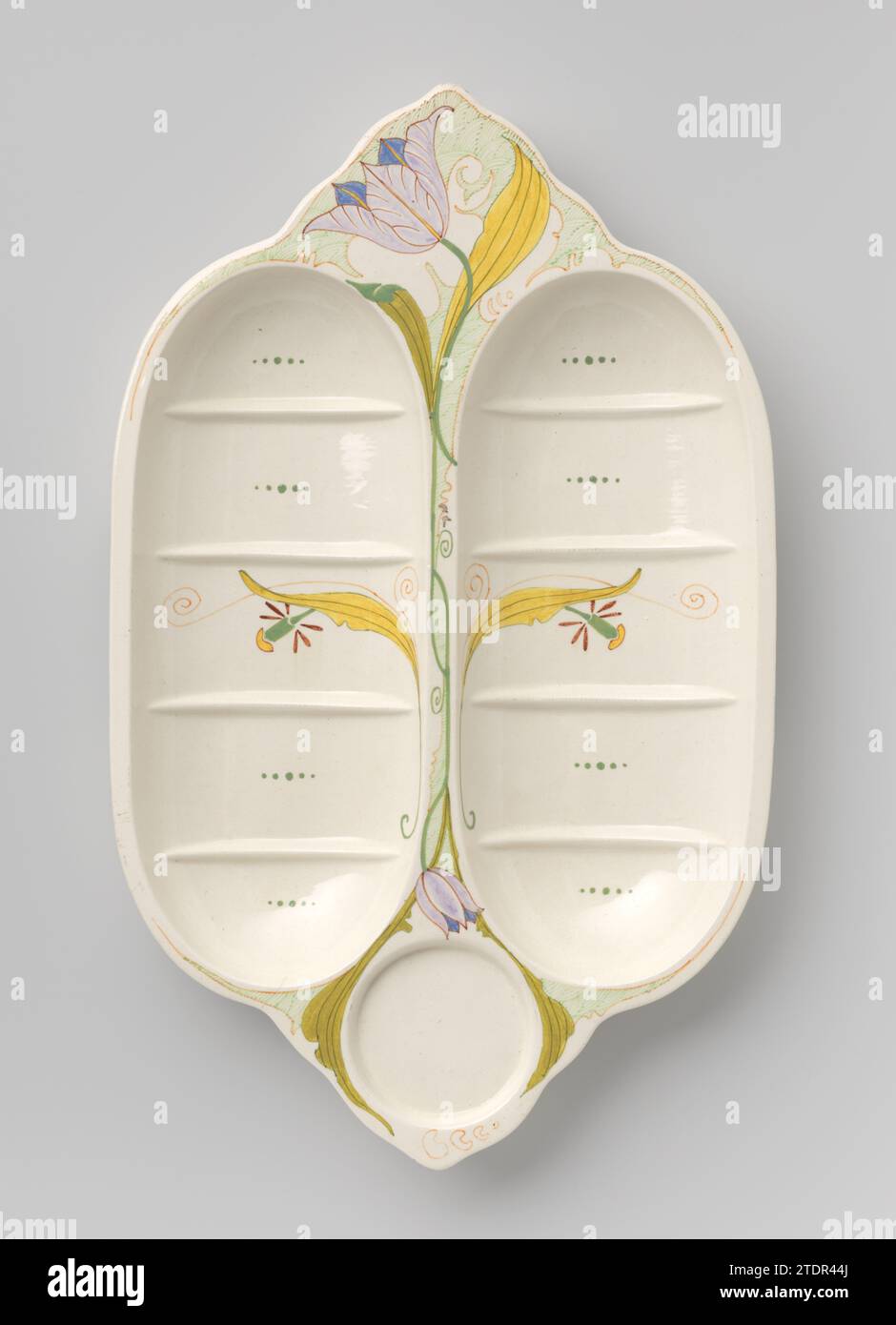 Scale, divided into courses, decorated with an open and a closed tulip ...