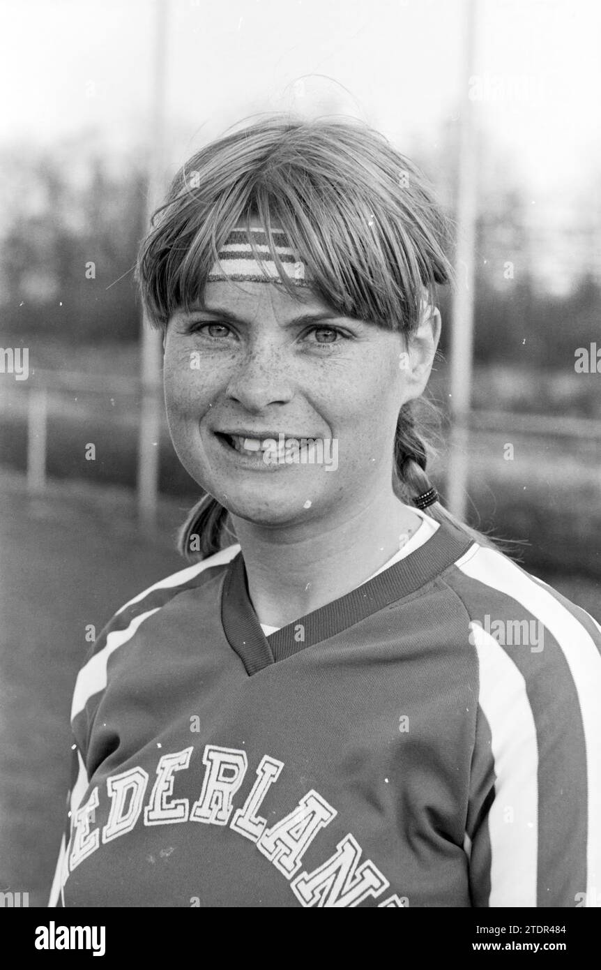 Portraits and team Dutch softball team, Softball, 19-04-1982, Whizgle ...