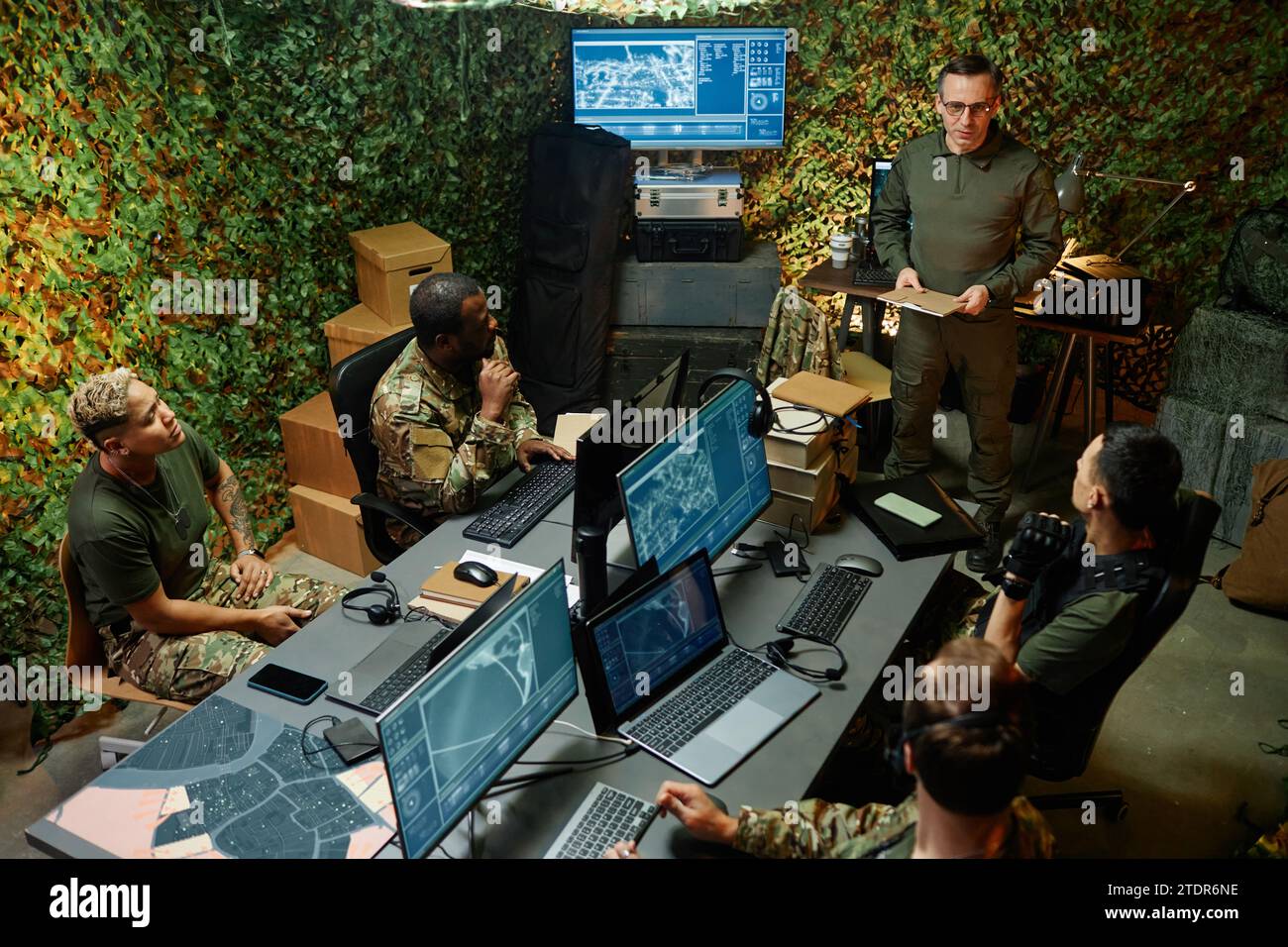 Woman man secret computer hi-res stock photography and images - Alamy