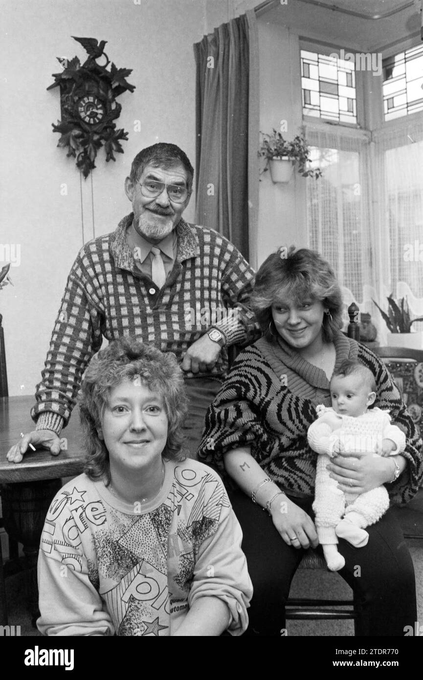 Family musch 3 generations hi-res stock photography and images - Alamy
