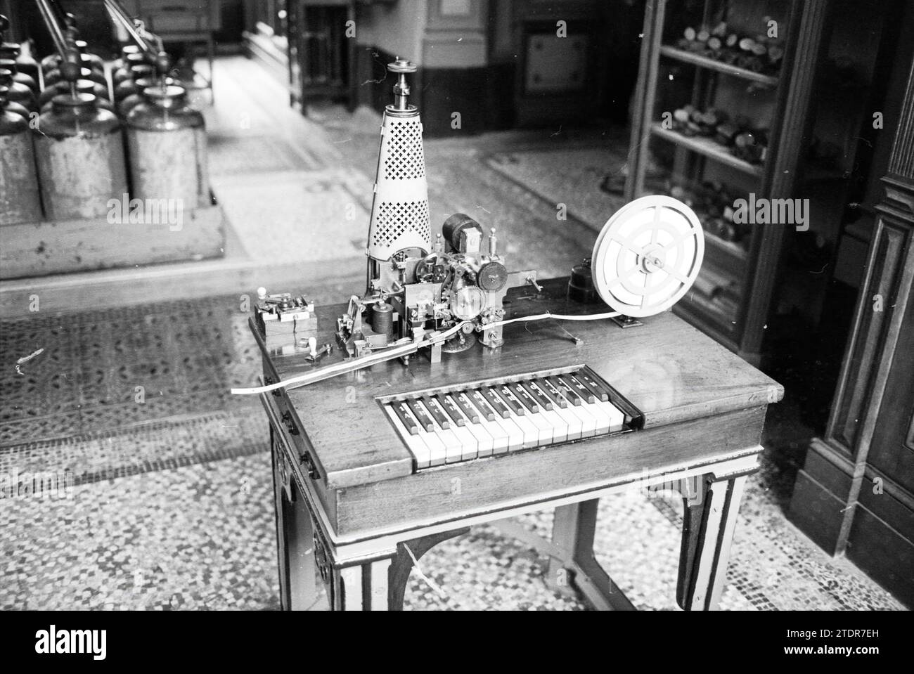 Telegraph machine hi-res stock photography and images - Alamy