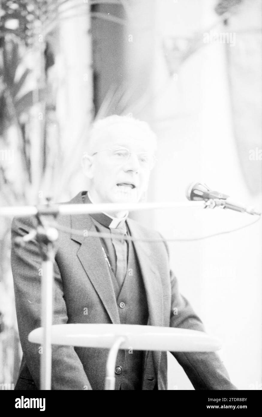 Mgr. Lescrauwaet at Mendel College, Roman Catholic Church, 22-03-1984 ...