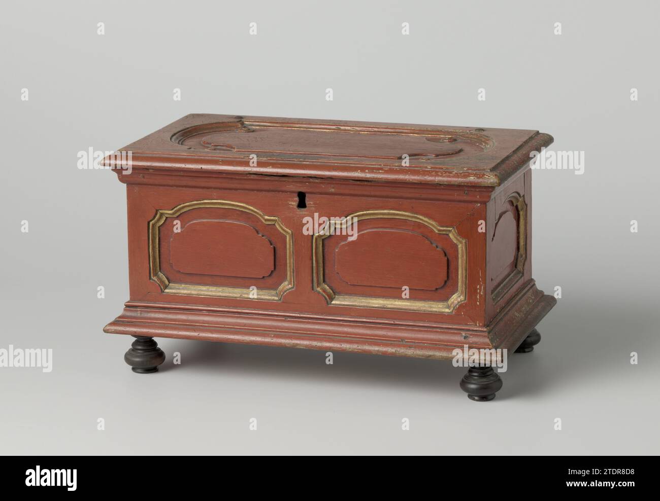 Eikhout box, red and gold painted ,, 1700 Eaky chest, red and gold ...
