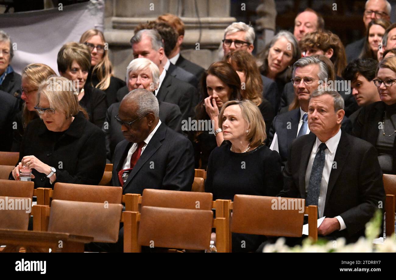 US Supreme Court Chief Justice John Roberts (R), his wife Jane Sullivan ...