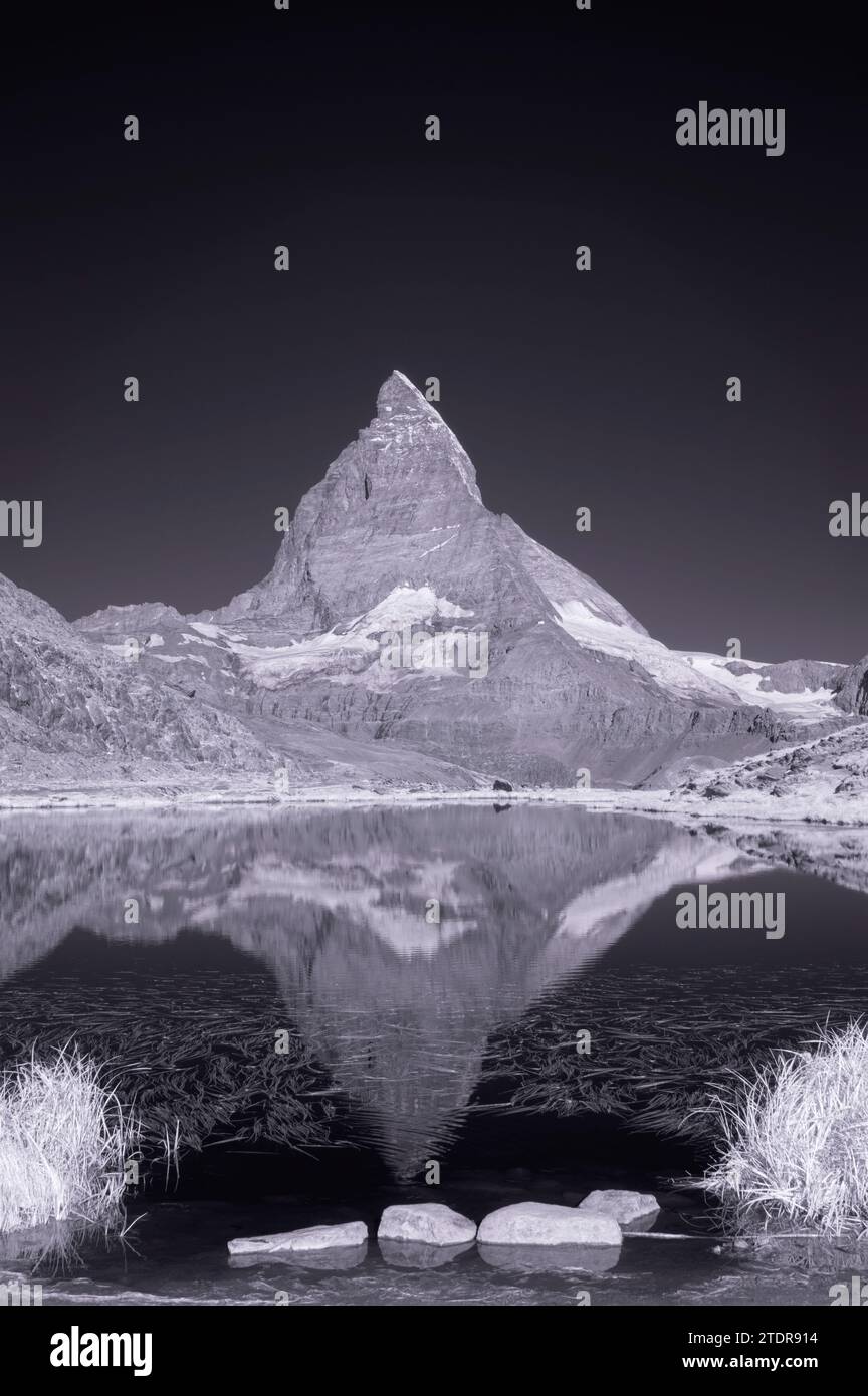 The Matterhorn, reflected in Riffelsee lake, Zermatt, Switzerland Stock ...