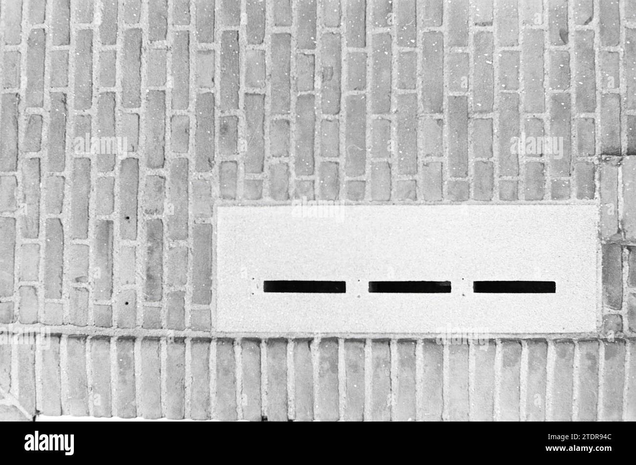 Hangs crooked hi-res stock photography and images - Alamy