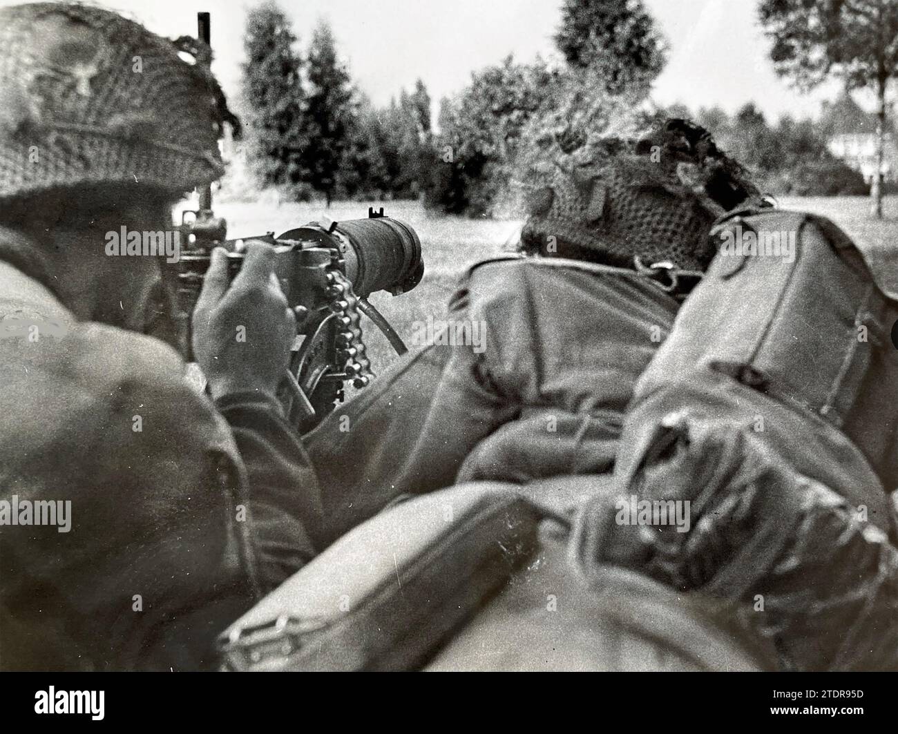 BATTLE OF ARNHEM September 1944. A vickers machine gun team Stock Photo ...