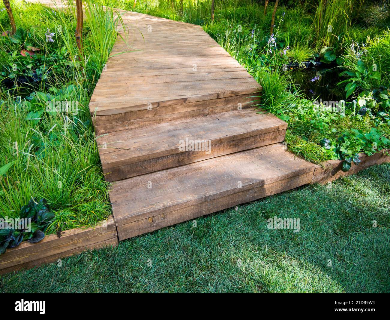 Plank pathway garden hi-res stock photography and images - Alamy