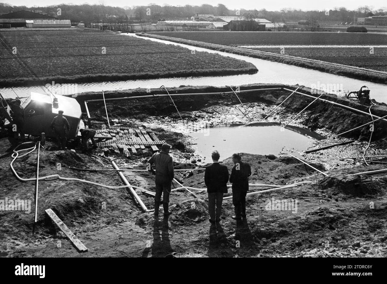 Bomb detection in the field at Leidsevaartweg., Work, Zandvoort ...