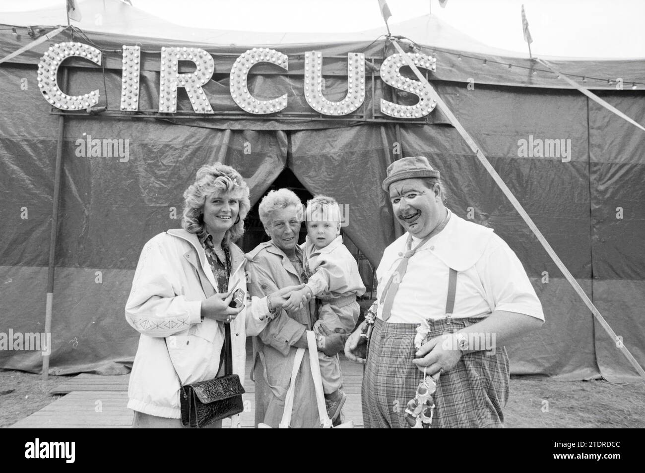 Visitors to Circus Busch Roland are welcomed by a clown, 25-07-1990 ...