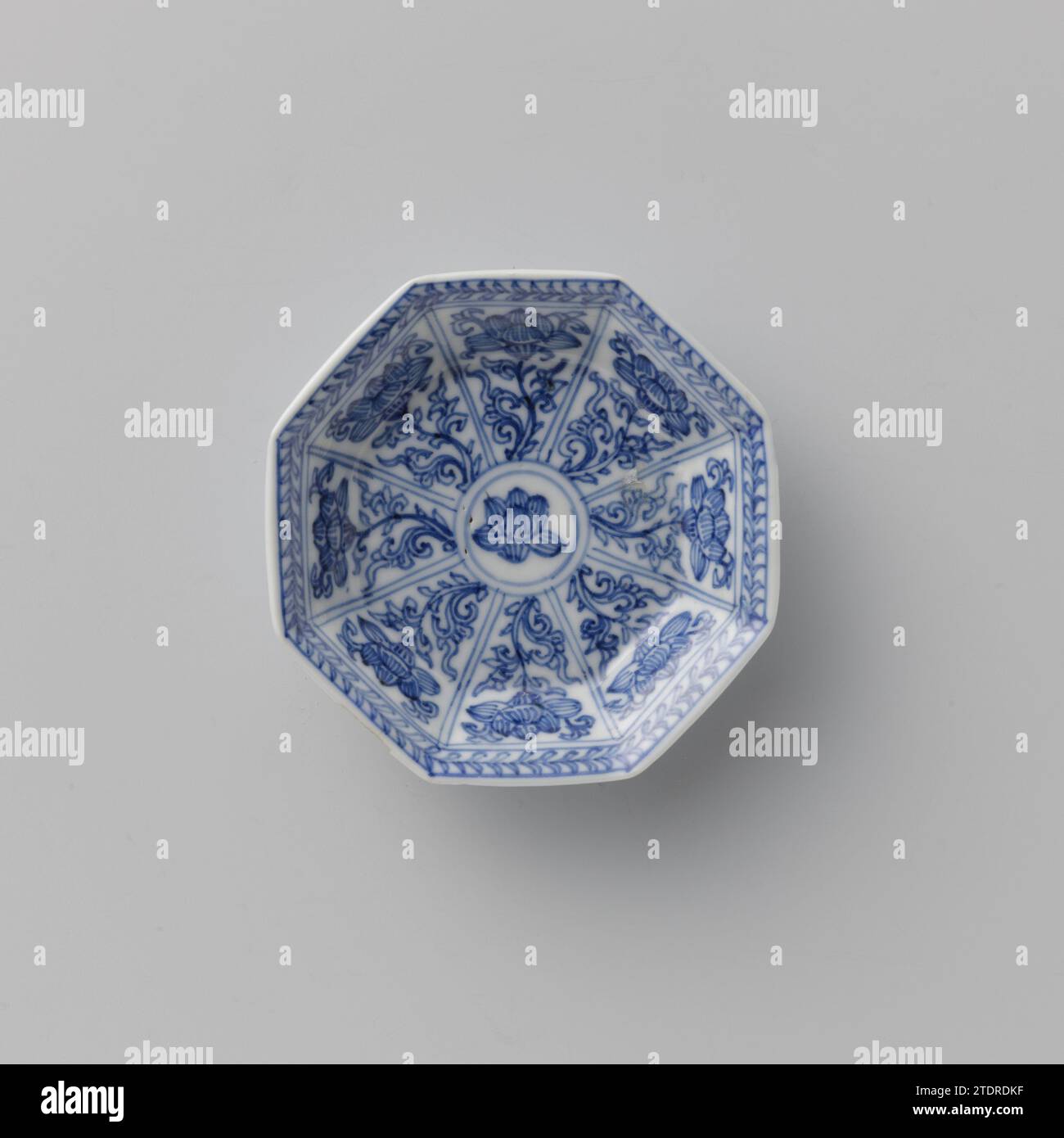 Octagonal saucer with lotus scrolls, anonymous, c. 1700 - c. 1724 ...