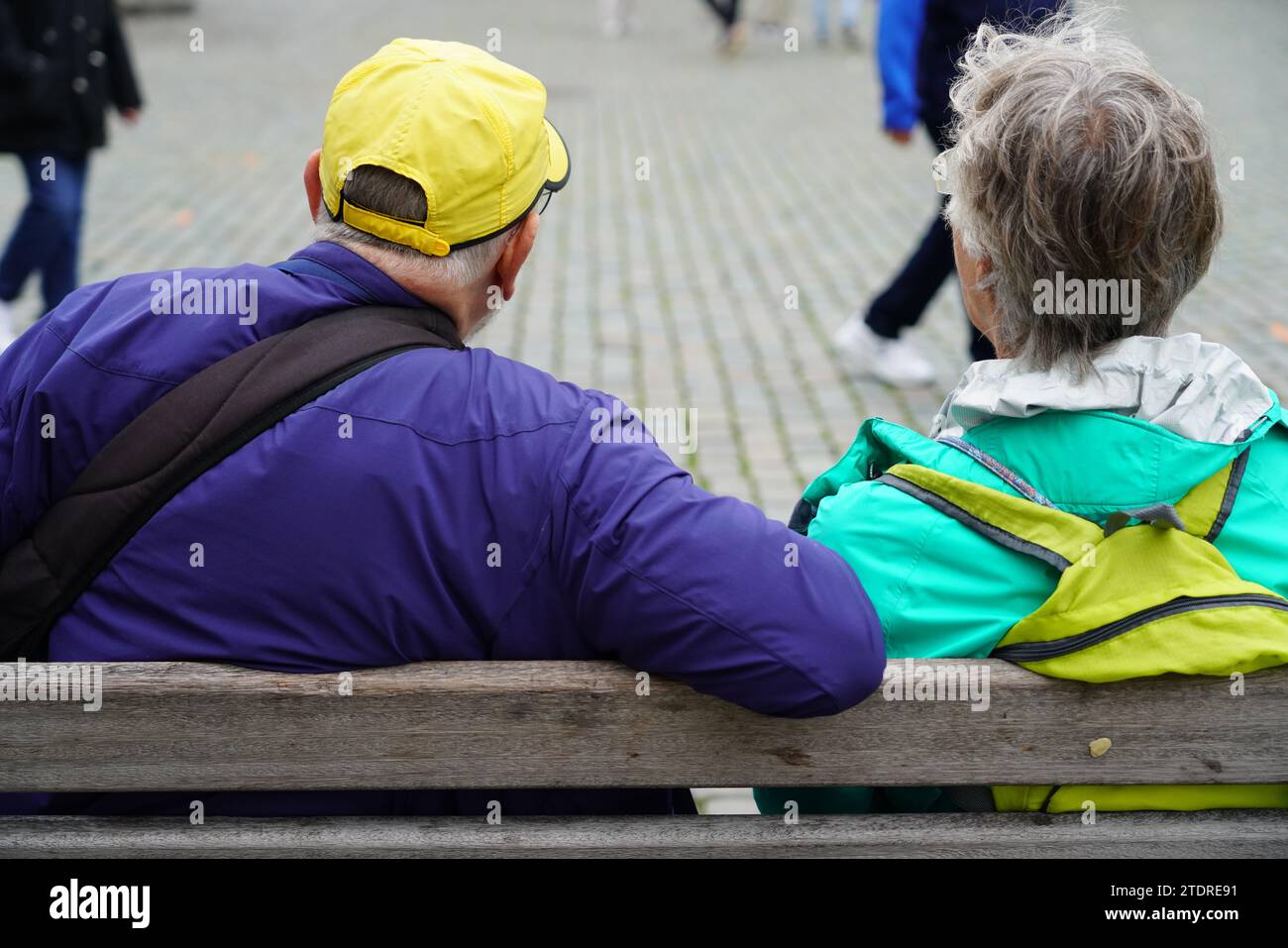 Senior citizens watching hi-res stock photography and images - Alamy