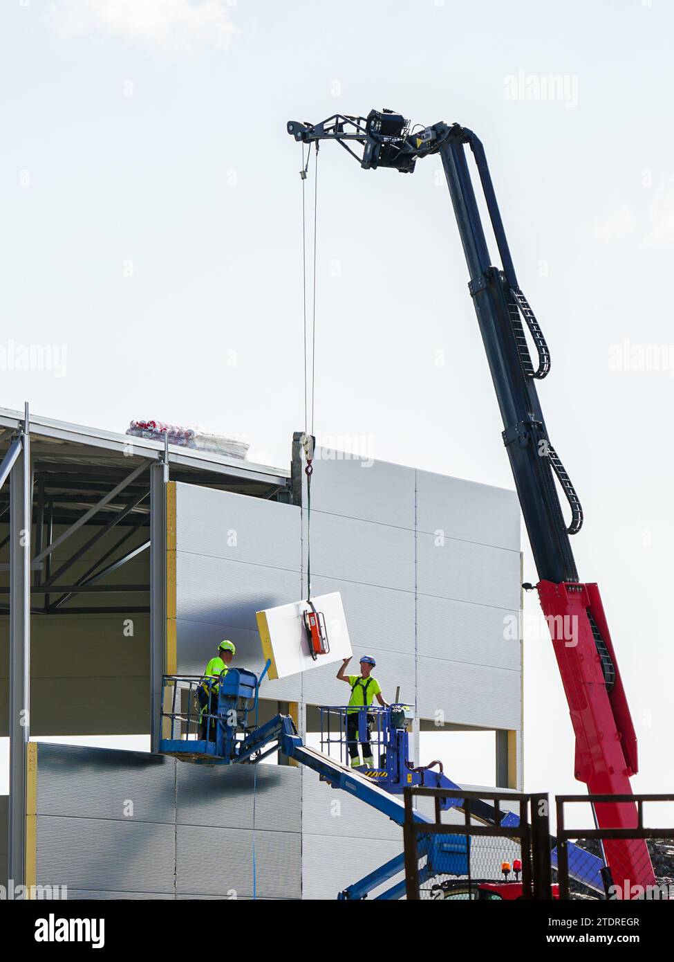 Sandwich panels wall assembly using telescopic boom crane and two self ...