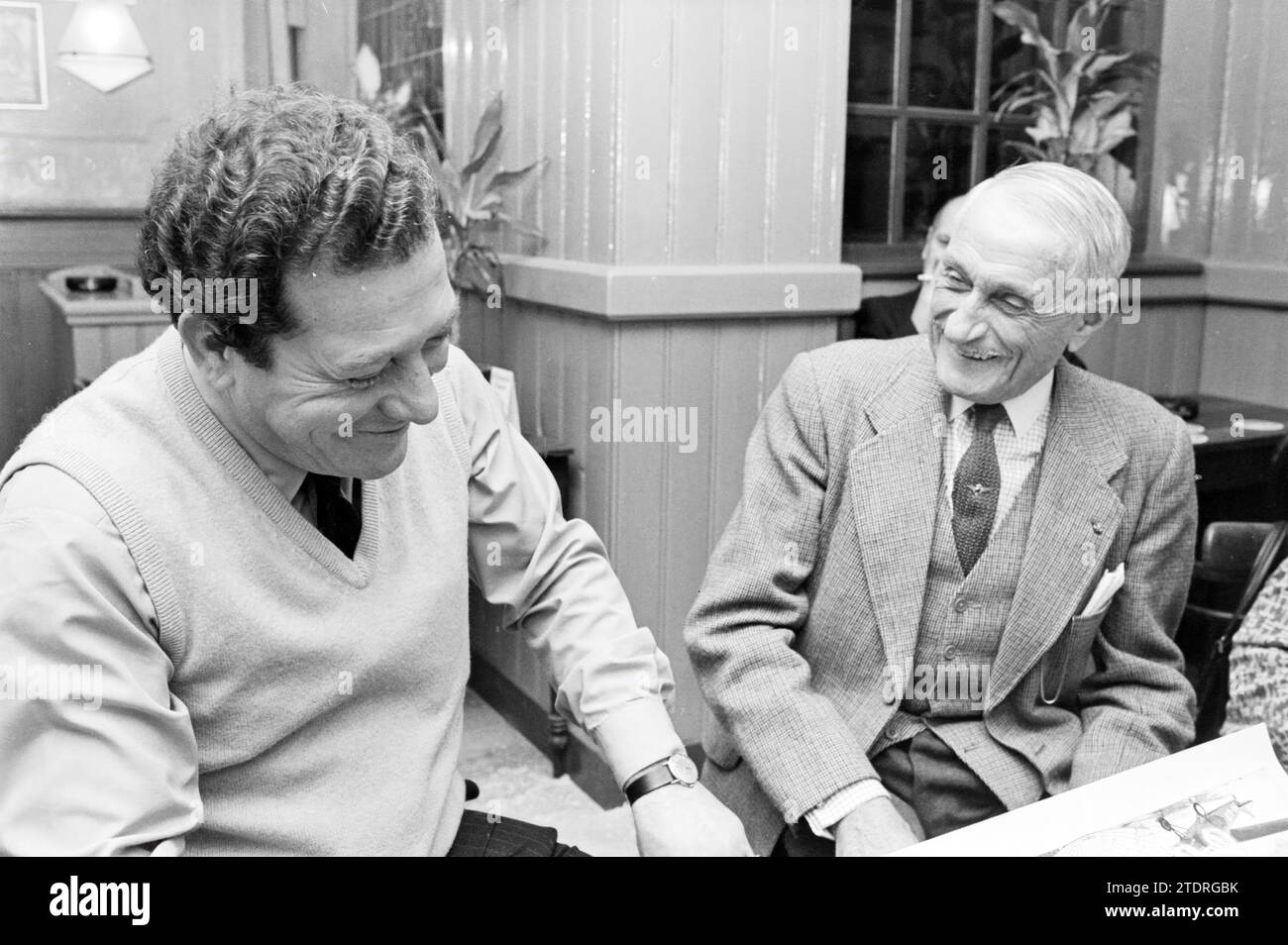 Mr. Mole in café de Uiver, Cafe, Persons, Flies, 18-11-1981, Whizgle ...