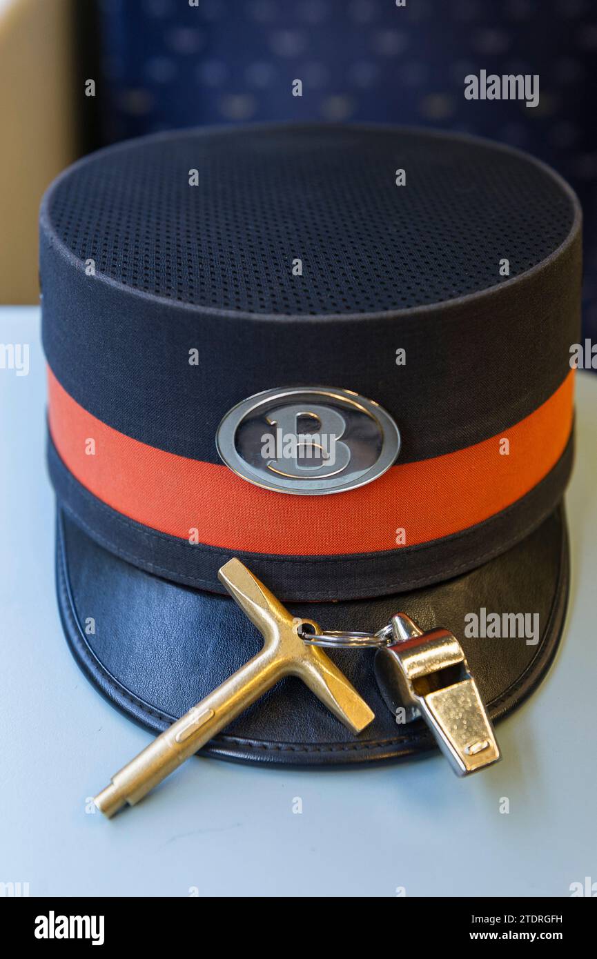 Kepi, cle et sifflet d'un accompagnateur de train | Hat, whistle and ...