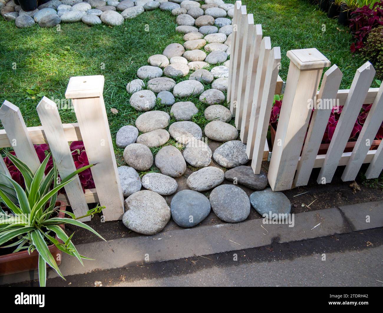 Garden pavers path walkway landscaping hi-res stock photography and ...