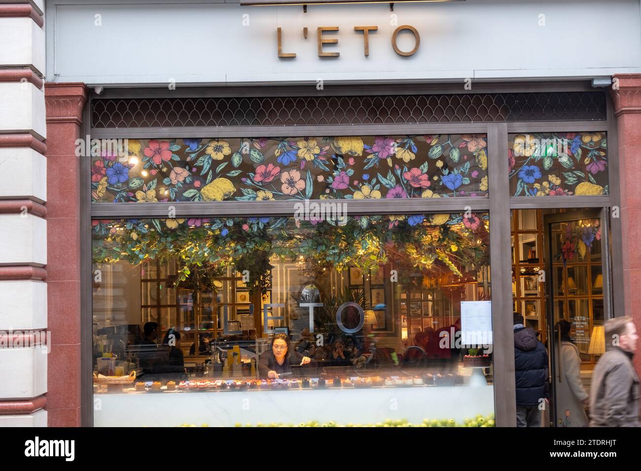 LONDON- DECEMBER 14, 2023: L'Eto caffe restaurant chain on Piccadilly, Mayfair Stock Photo - Alamy