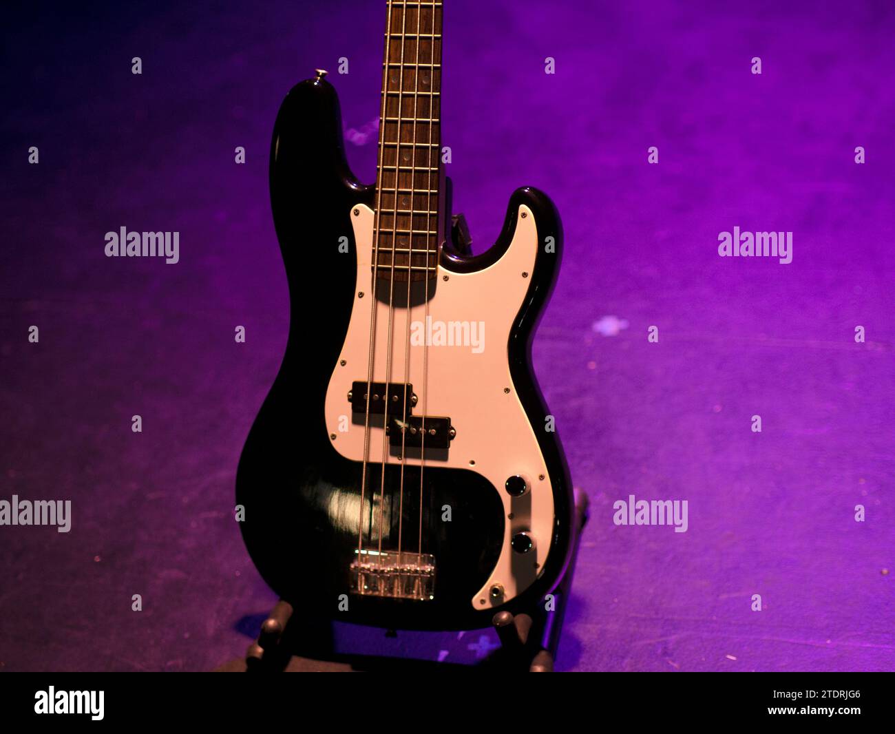 Fender p bass red hi-res stock photography and images - Alamy