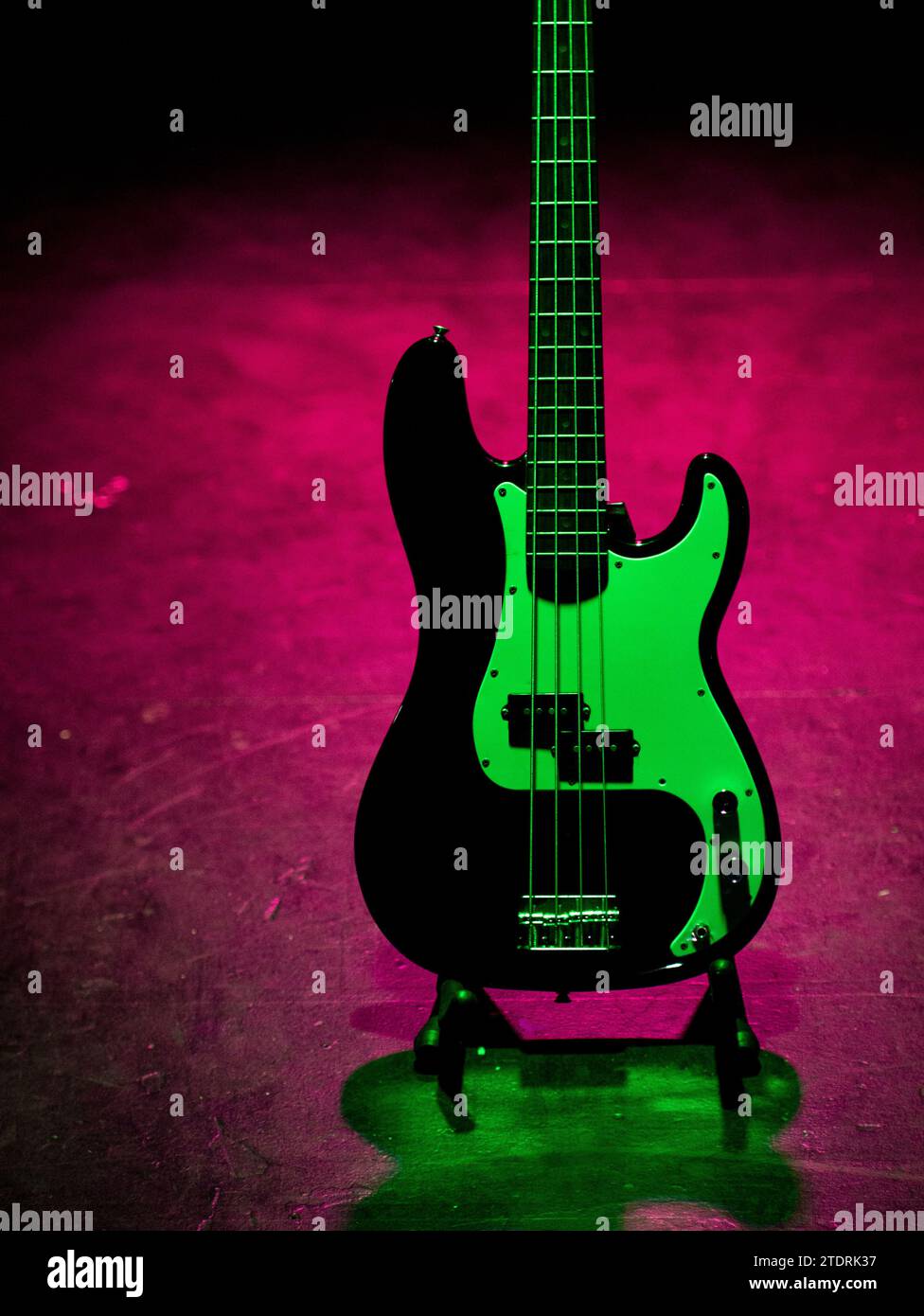 Fender p bass red hi-res stock photography and images - Alamy