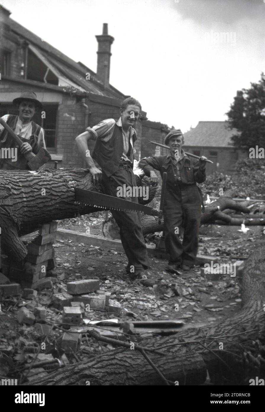 Old workers uk hi-res stock photography and images - Alamy