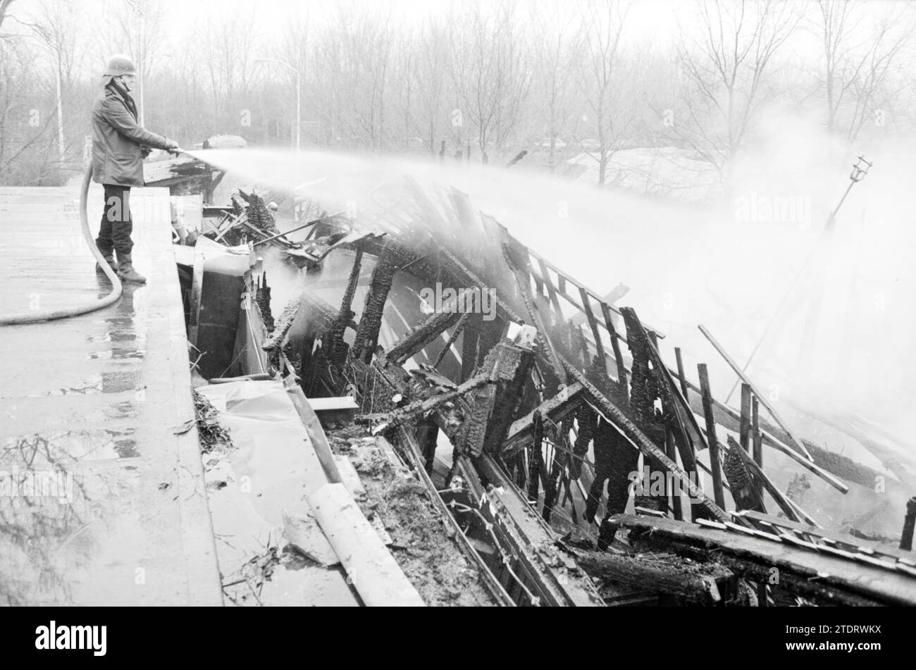 Extinguishing fire Rijkswaterstaat Haarlemmerliede, Fires, fire brigade ...