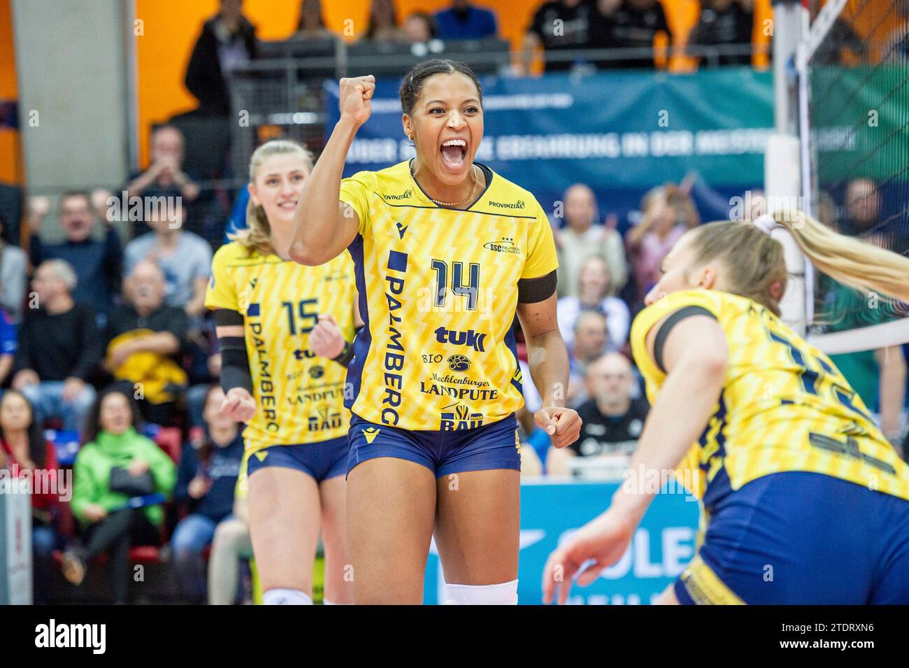 Stuttgart, Deutschland. 19th Dec, 2023. Jazmine White (SSC Palmberg Schwerin, #14) - Jubel ...