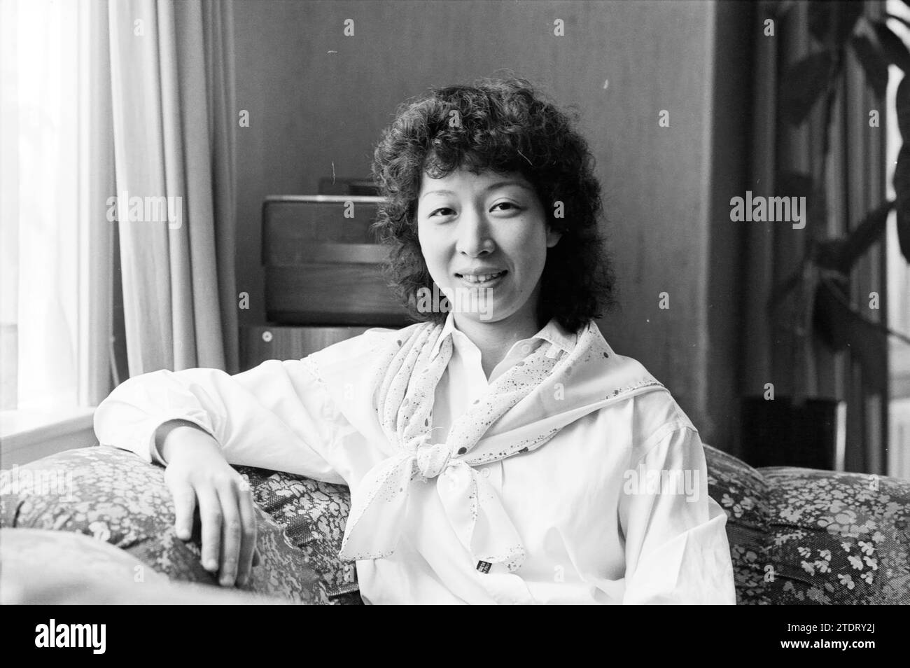 Portrait of Yoko Abe, pianist, persons singing and music, 02-05-1982 ...