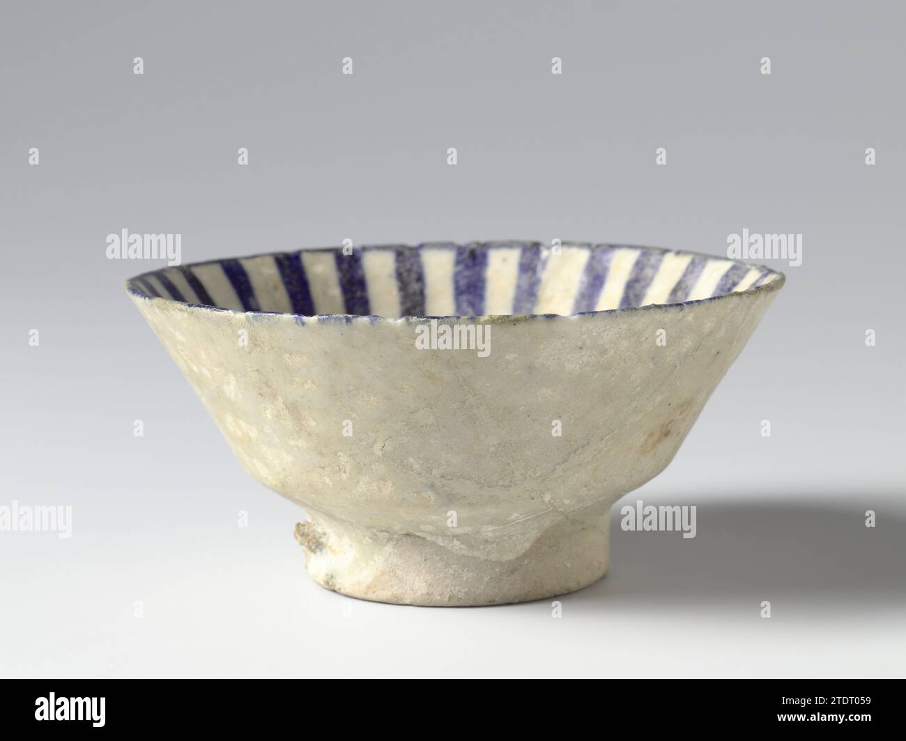 Bowl with radial lines, anonymous, c. 1200 - c. 1299 Come from quartz ...