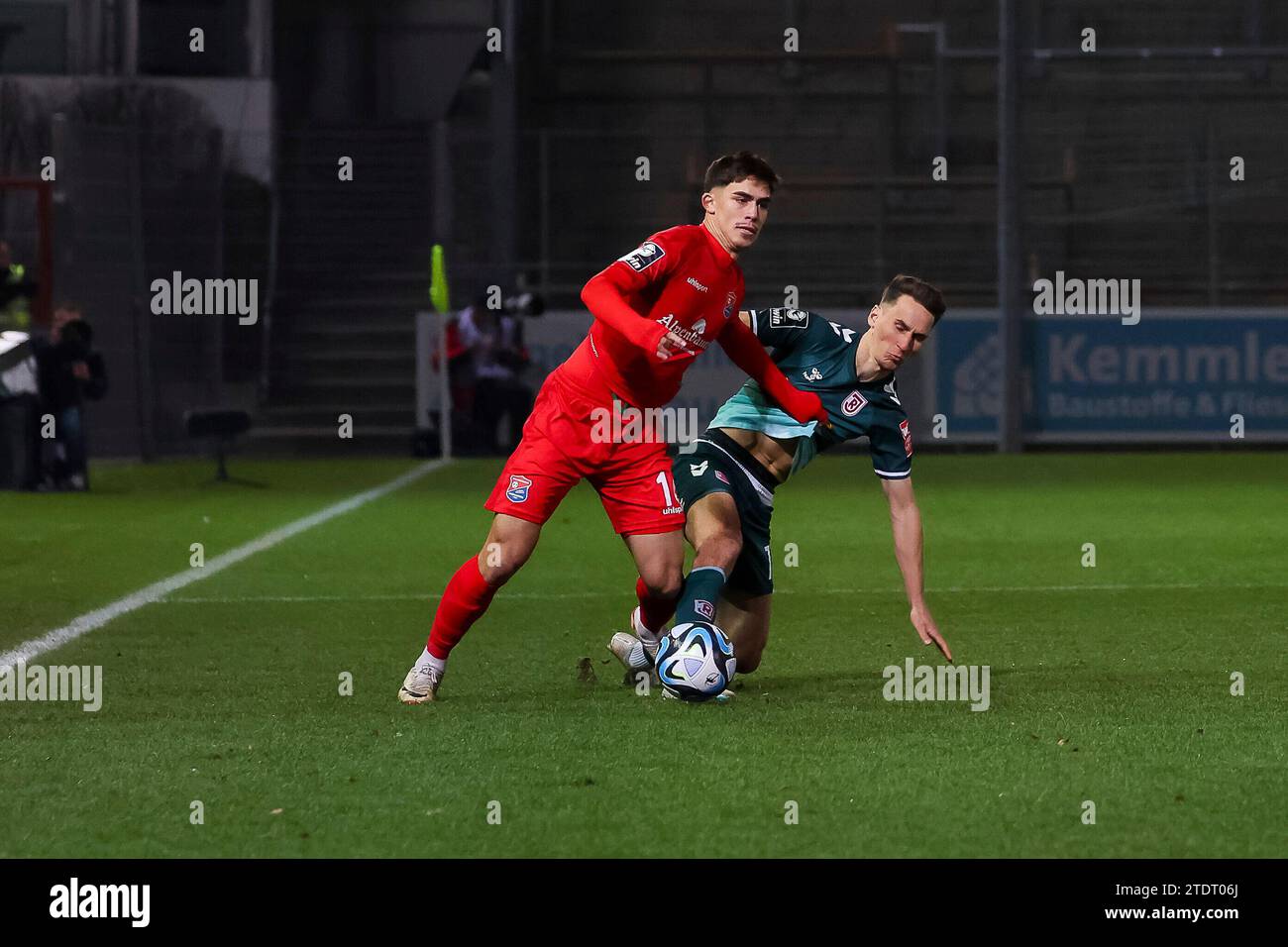 Unterhaching, Deutschland. 19th Dec, 2023. Zweikampf Aaron Keller ...