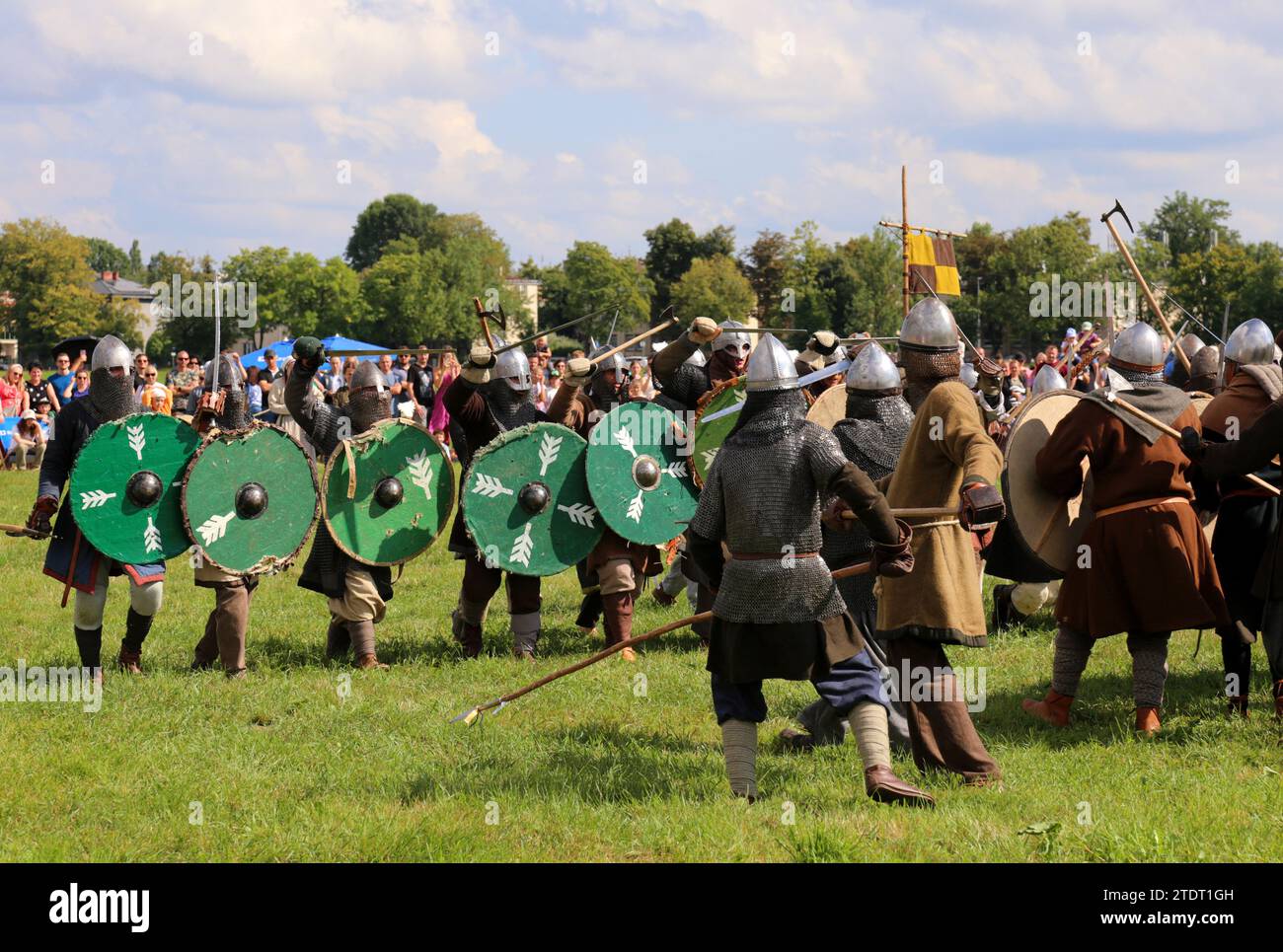Medieval battle reenactment hi-res stock photography and images - Alamy