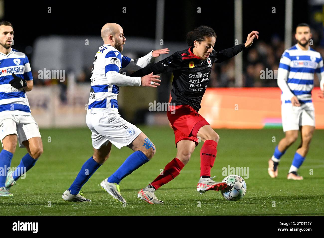 SPAKENBURG - (l-r) Tom Noordhoff of Spakenburg, Kian Fitz-Jim of sbv ...