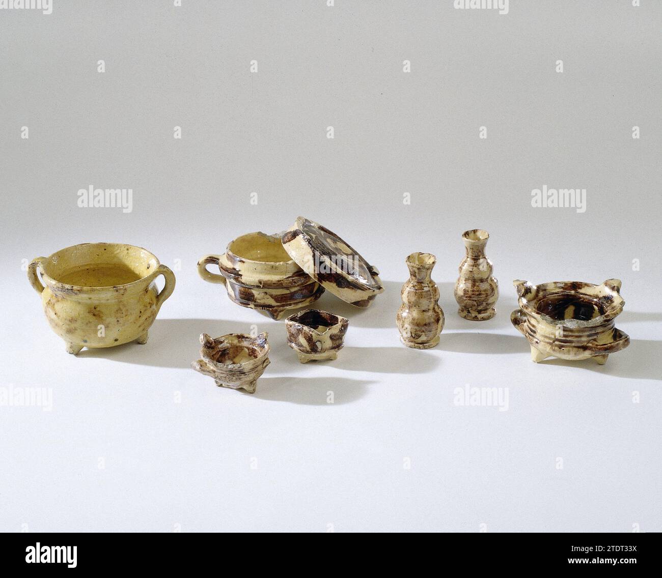 Fles, anonymous, c. 1675 - c. 1699 Bottle of pottery with light yellow ...