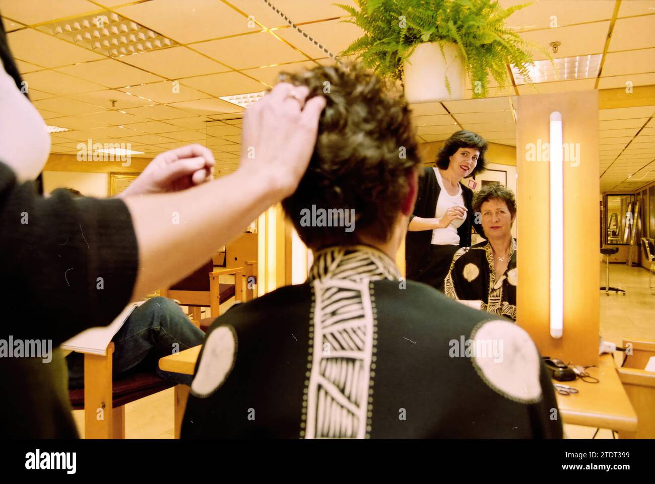 Hairdresser o2 hi-res stock photography and images - Alamy