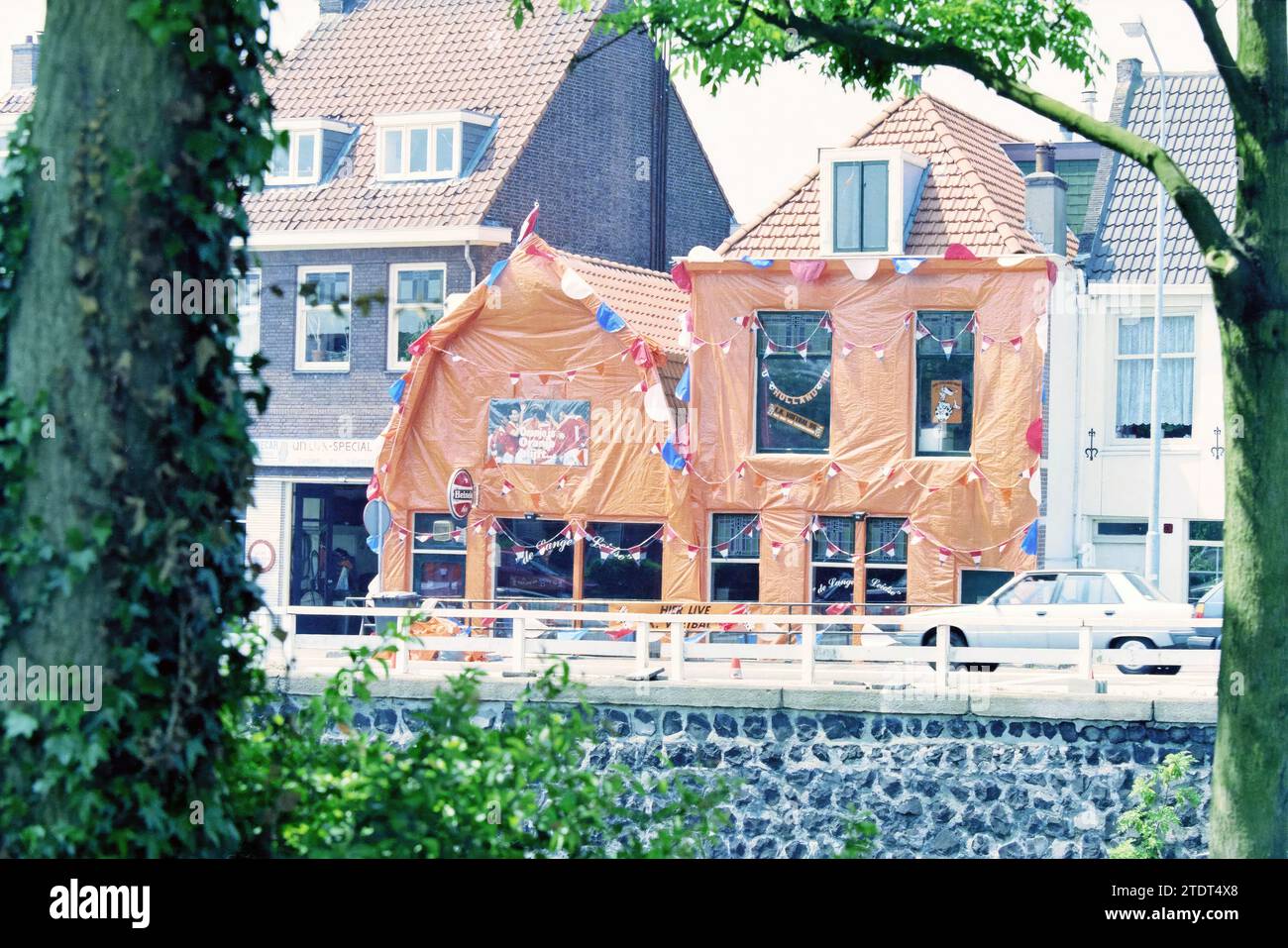 Packed pub leidsevaart hi-res stock photography and images - Alamy