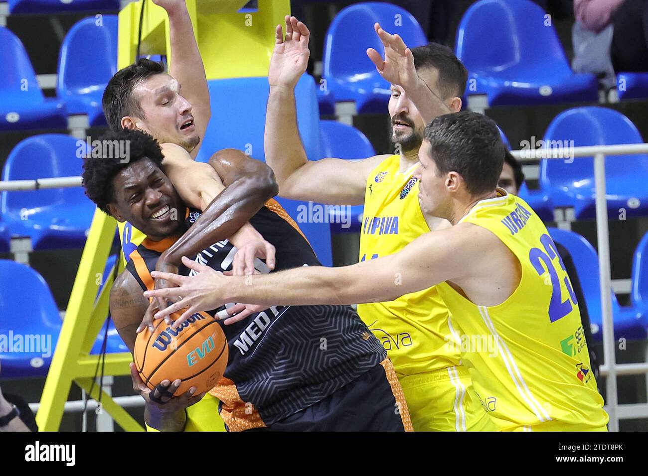 Opava, Czech Republic. 19th Dec, 2023. L-R De'Shawn Stephens ...