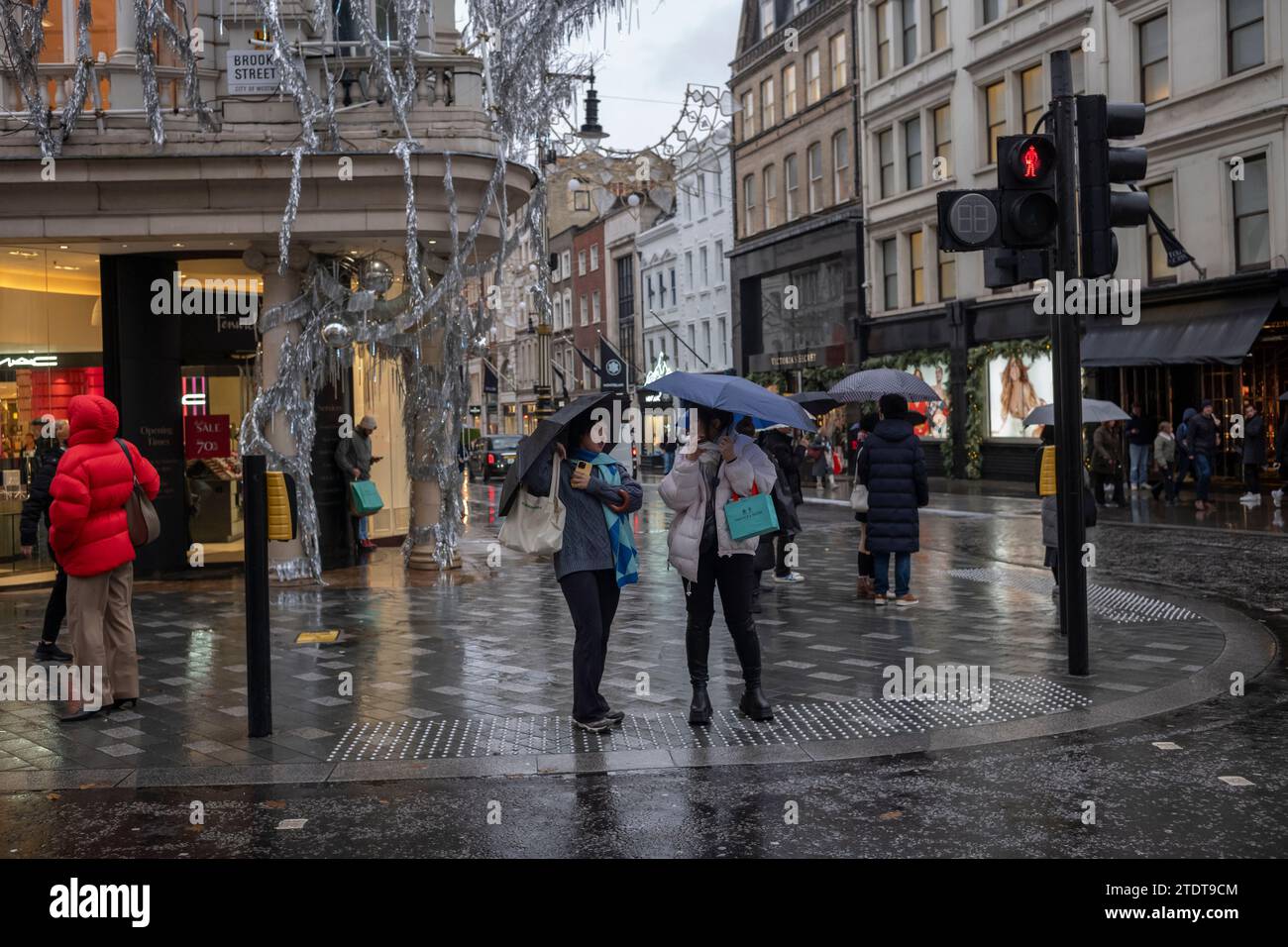 Wet rainy street london hi-res stock photography and images - Alamy