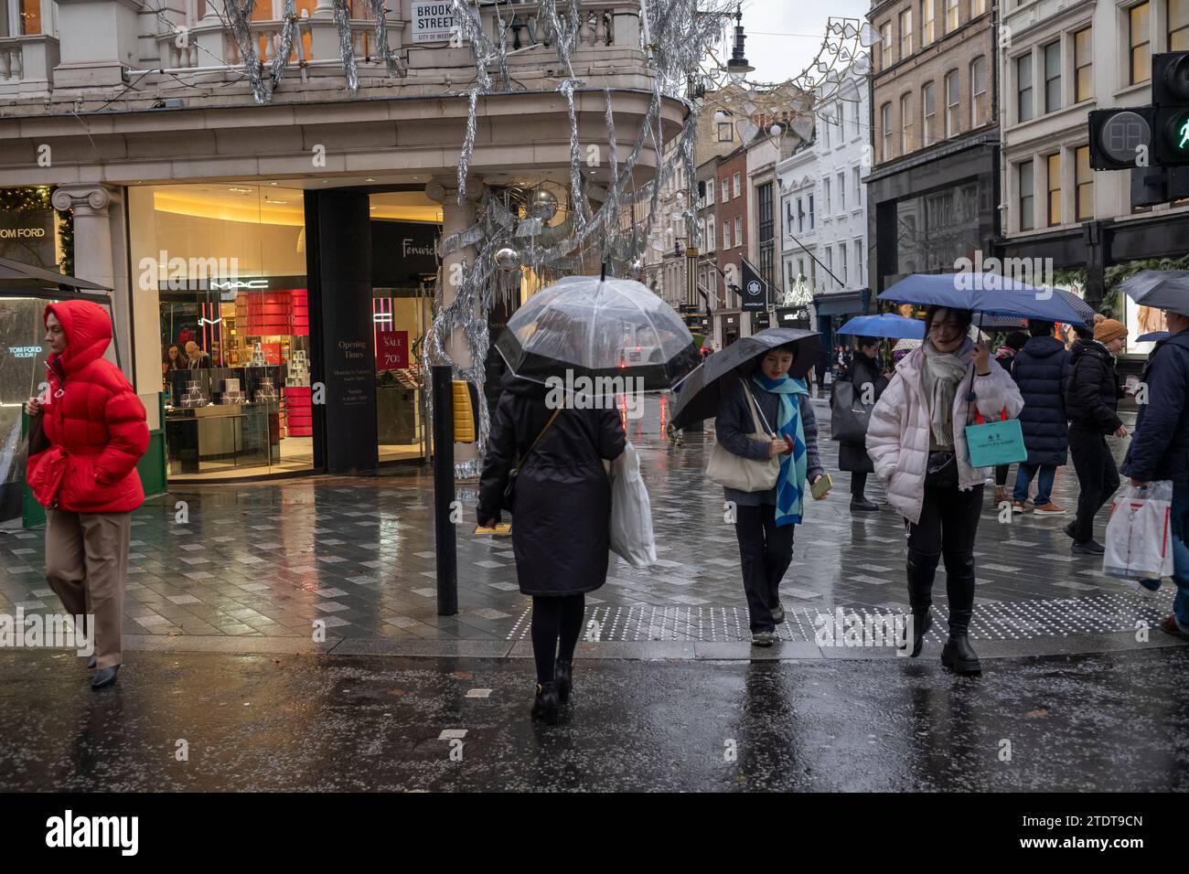 Wet rainy street london hi-res stock photography and images - Alamy