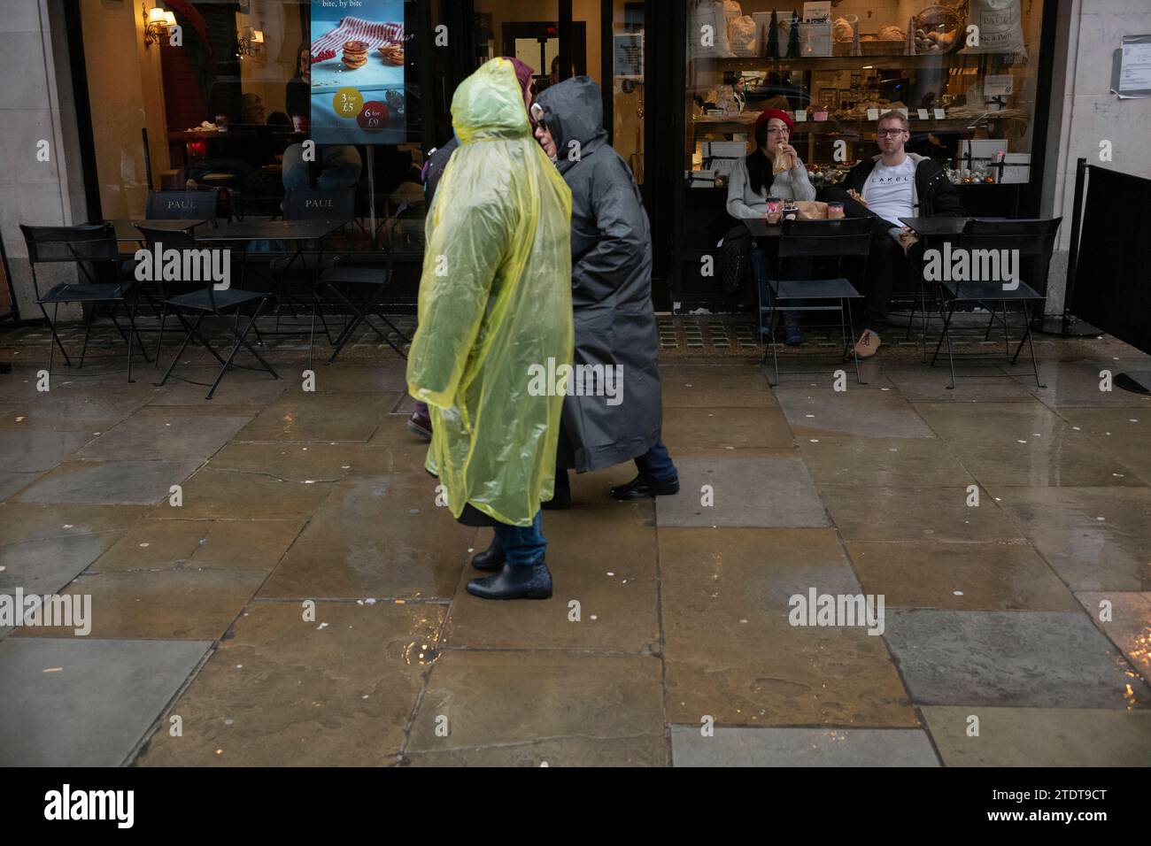 Christmas shoppers in Oxford Circus on a wet winters day, London ...